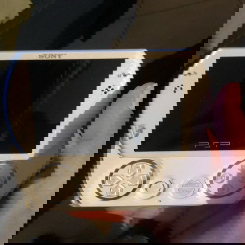 Psp Go σαν καινούργιο με φορτιστή για… - € 100,00 - Vendora.gr