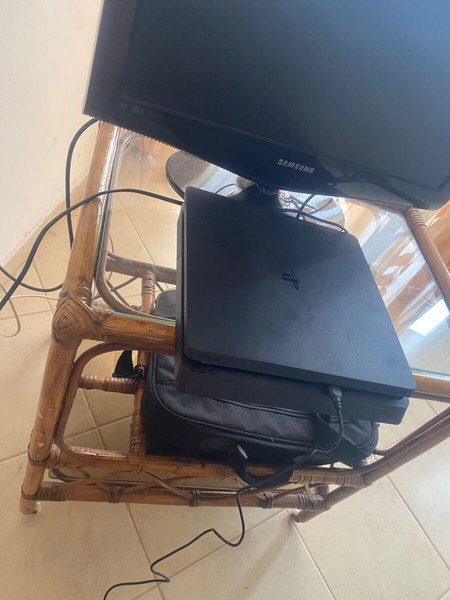 Πουλειται ps4 σε πολυ καλη κατασταση με… - € 120,00 - Vendora