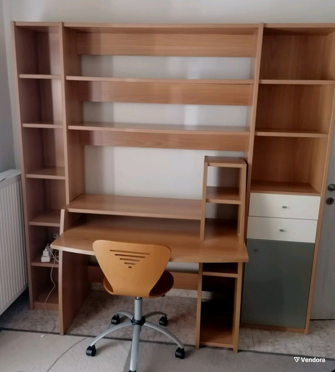 Πωλείται γραφείο με καρέκλα και… - € 150,00 - Vendora.gr