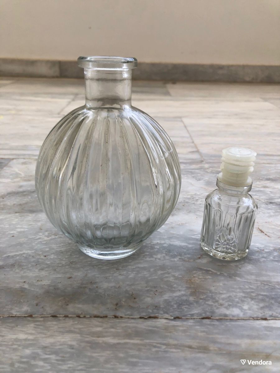 ΑΧΡΗΣΙΜΟΠΟΙΗΤΗ VINTAGE ΓΥΑΛΙΝΗ ΚΑΡΑΦΑ - € 38,00 - Vendora