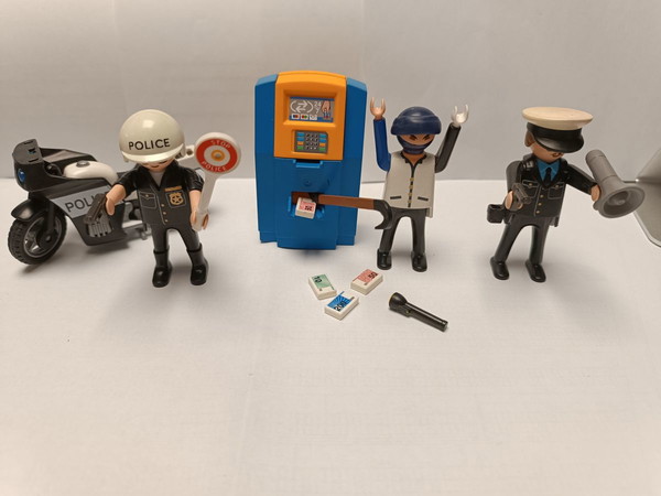 2 ΑΣΤΥΝΟΜΙΚΟΙ ΕΝΑΝΤΙΟΝ ΚΛΕΦΤΗ ΑΤΜ PLAYMOBIL - € 9,00 - Vendora