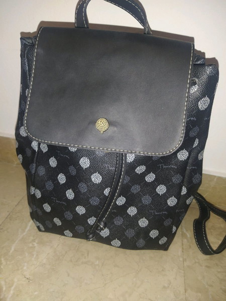 Δερμάτινη τσάντα πλάτης Thiros - € 12,00 - Vendora