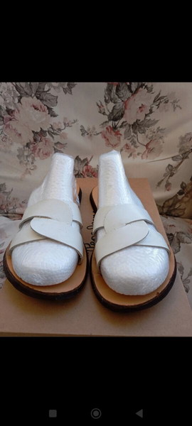 Бели кожени сандали - € 2,00 - Vendora.gr