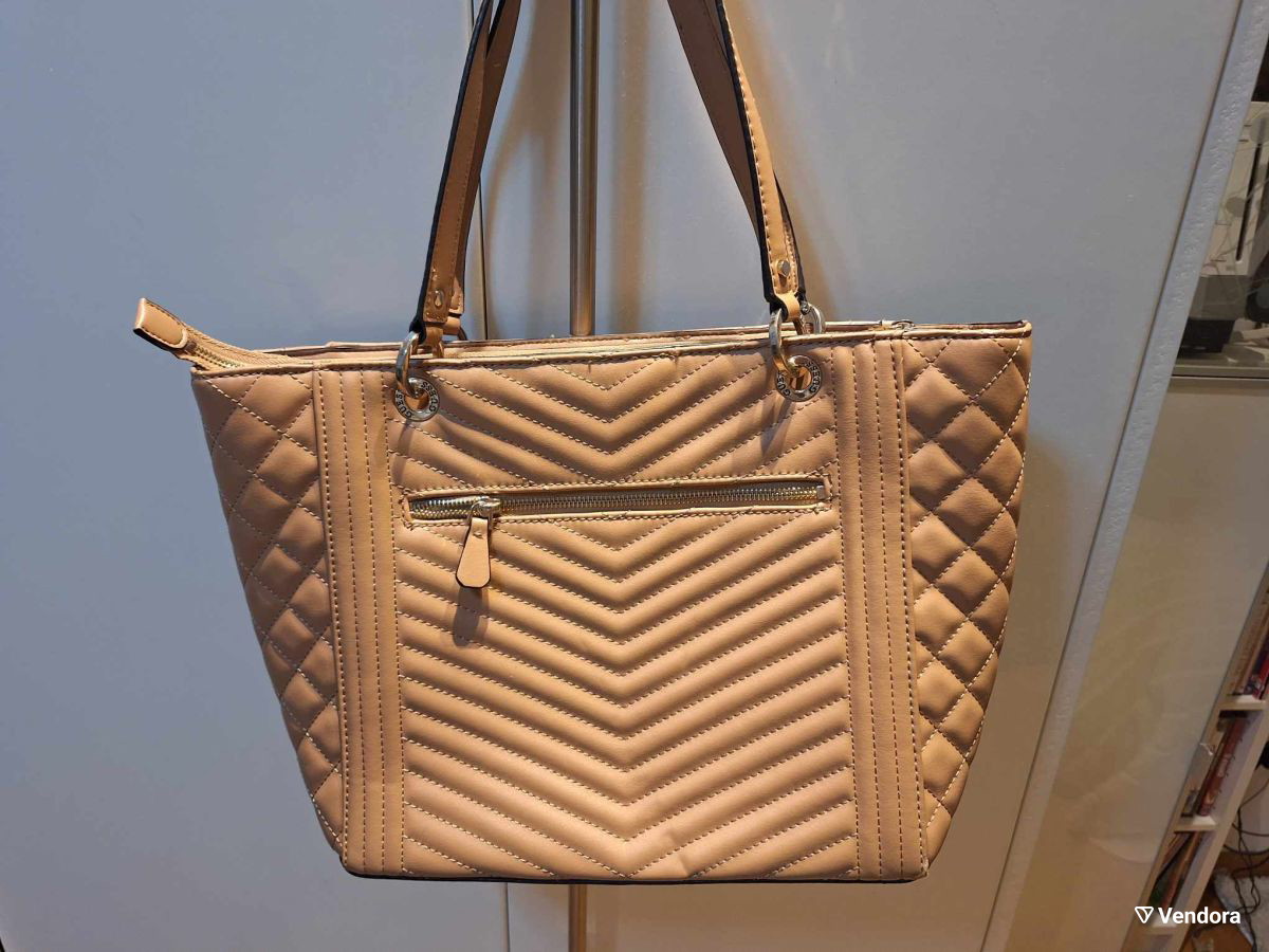 Τσαντα χειρος GUESS 40x28cm μπεζ δερματινη… - € 40,00 - Vendora