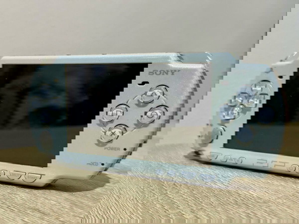 Sony PSP 2000 Felicia Blue - € 130,00 - Vendora.gr