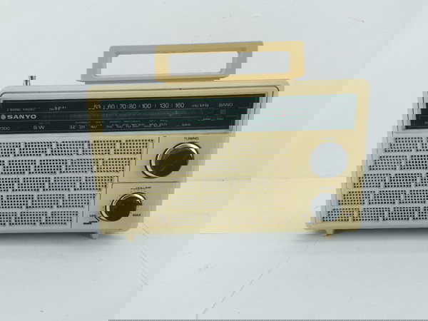 Τρανζίστορ Φορητό SANYO Εποχής 1960 - € 70,00 - Vendora