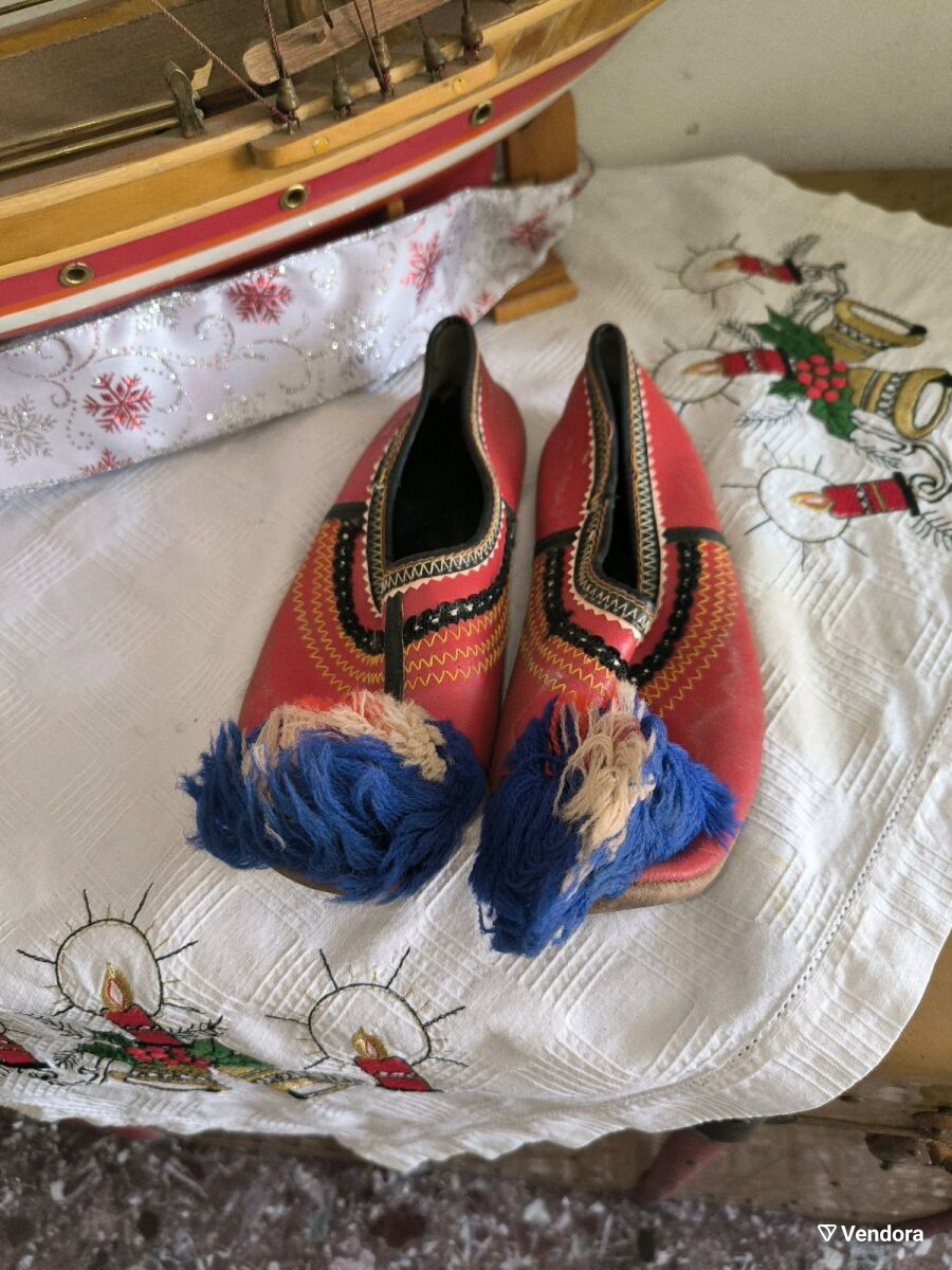 Τσαρούχια μεταχειρισμένα νούμερο 37,… - € 25,00 - Vendora.gr