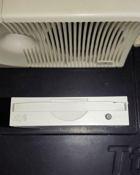 Iomega Zip Drive 250MB - IDE - € 55,00 - Vendora.gr