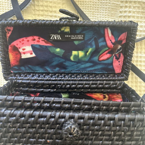 Zara μαύρη ψάθινη τσάντα χιαστί σαν… - € 18,00 - Vendora.gr