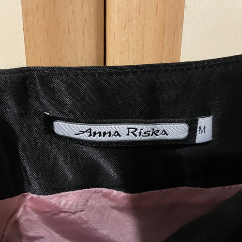 Anna Riska ταγέρ και φούστα σε σατέν… - € 70,00 - Vendora.gr